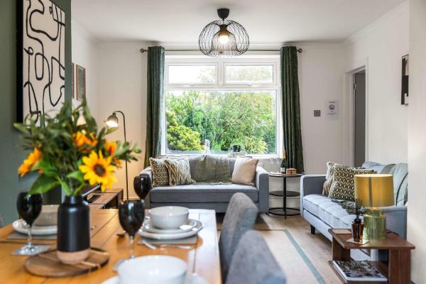 Modern Northwich 3 Bed By 53 Degrees Property, Sleeps 6 With Free Parking - Knutsford