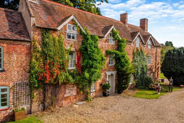 Historic 6-bed Manor Near Shifnal, Parking - Telford