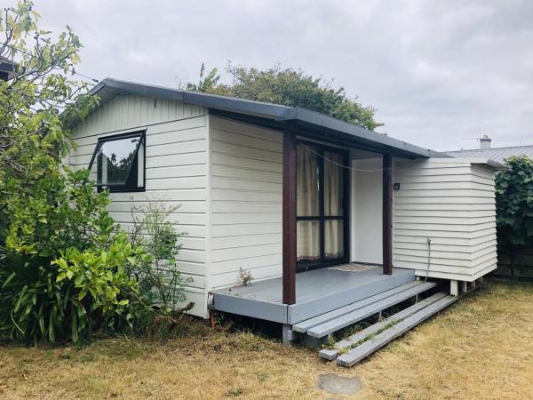 1 Double And 1 Sofa Beds Garden Chalet - Auckland