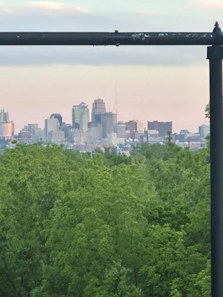 Kansas City Skyline Escape 2 Bedrooms & Private Deck - Missouri