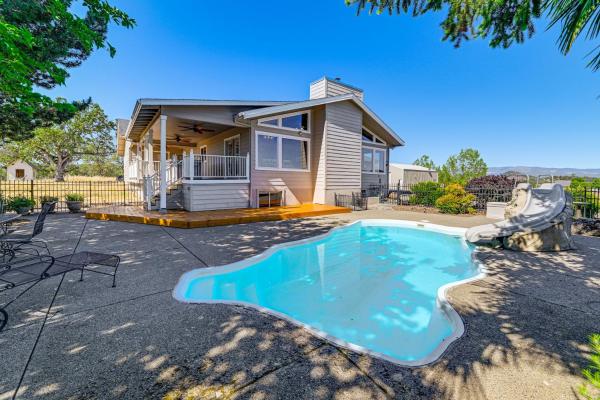 Private Mtn-view Pool! Rogue River Valley Escape - Eagle Point, OR