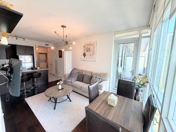 2-bdrm And 1 Den 3 Bed Condo With 2 Bath - Prime Location- Adjacent To Scotiabank Arena, Cn Tower, Union Station, Ripleys - Toronto