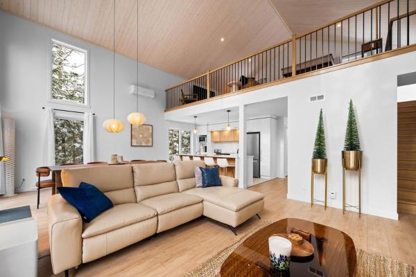 Luxury 4br Chalet Hot Tub & Sauna Sleeps 12 - Quebec