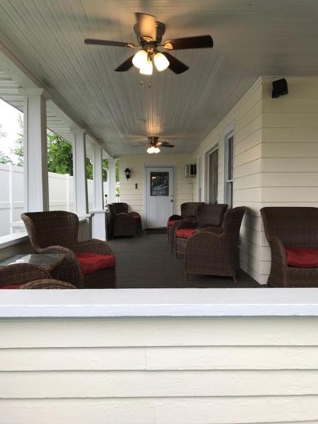 1 Bed 1 Bath Suite On Strip - Ohio