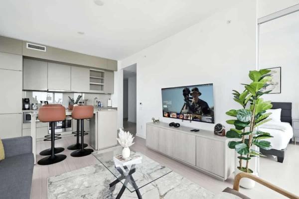 King West Condo Bright Floor-to-ceiling Views - Mississauga