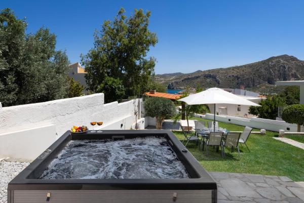 Elegant Coastal Retreat, Hot Tub And Sea Views By Kb Hospitality - Milos