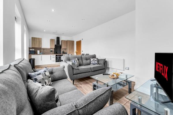 Spacious 2 Bedroom Apartment In Central Birmingham With Secure Parking And Sleeps 6 - Birmingham