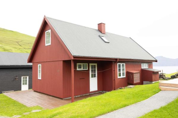 Summerhouse In Gjogv At The Edge Of The Faroes - Islas Feroe