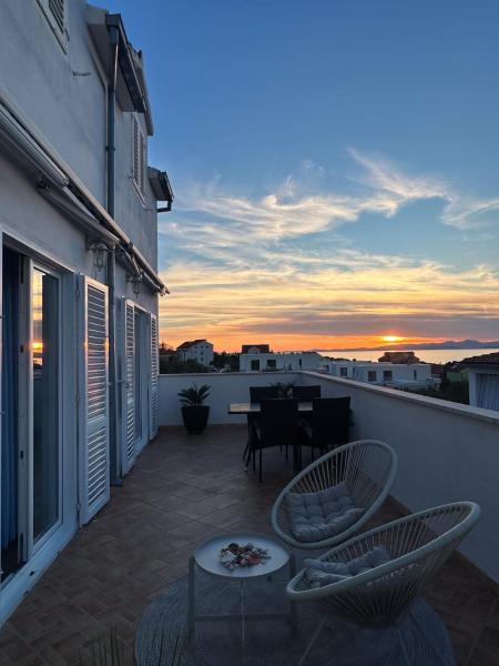 Sea View Family Apartment With Large Terrace & Free Parking - Brač