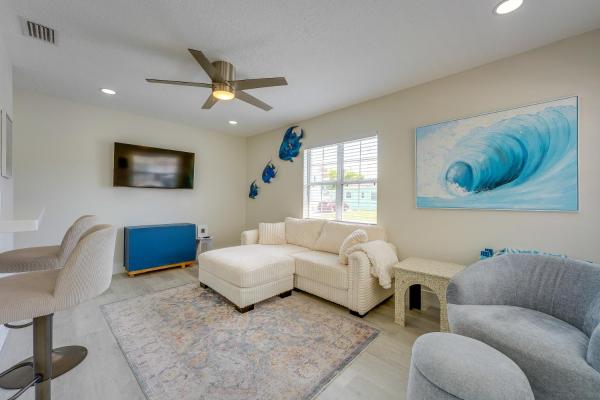 Walk To Ocean! Couples Getaway In Madeira Beach - Madeira Beach, FL