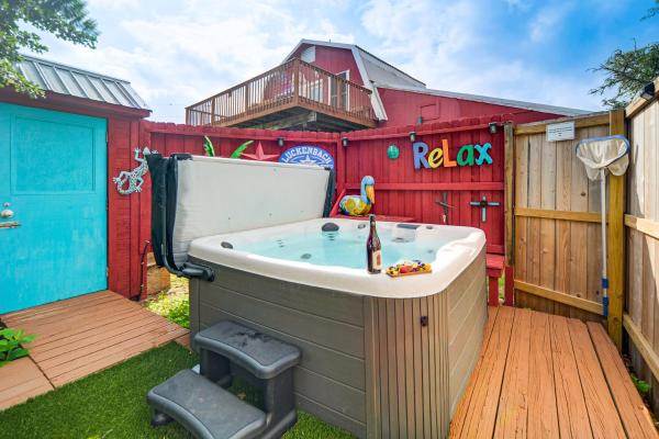 Fredericksburg Barn W/ Balcony: Sip, Soak + Hike - Comfort, TX