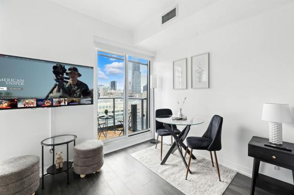 Chic Downtown Studio Perfect Couple's Getaway - Toronto