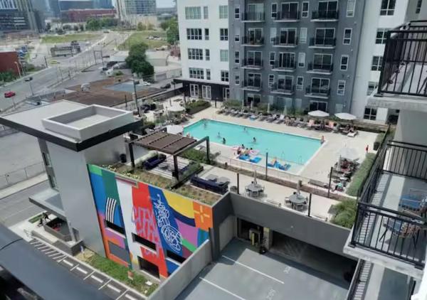 Downtown Nashville Walk To Broadway Pool, Private Balcony, Free Parking! - Nashville, TN
