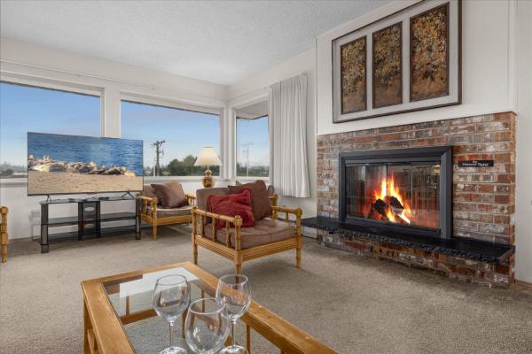 King Beds Fireplace And Kitchen Family Suite For 6 - Pool And Hot Tub - Ocean Shores, WA