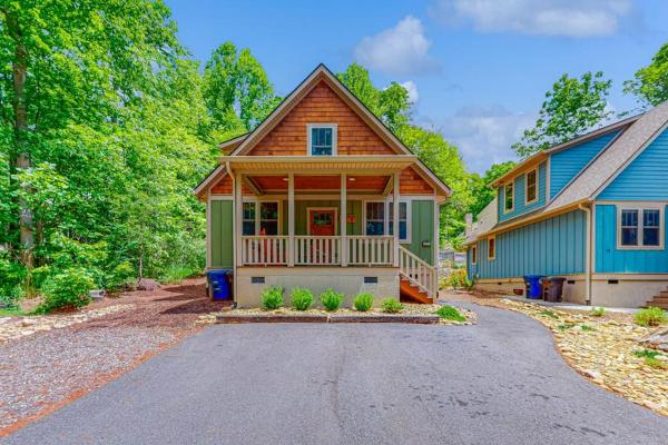 Red Rockers Cottage - Black Mountain, NC