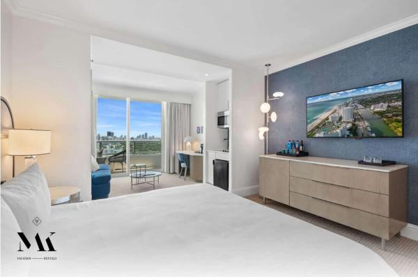 Fontainebleau Mid-floor City Bay & Ocean View - Miami Beach, FL