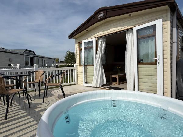 Oak Village 83 - Grange Leisure Park - Hot Tub, Pet Friendly, Central Heating - Meadow Lakes Caravan & Lodge Hire - Lincolnshire