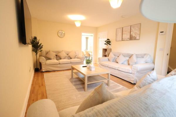 Cosy - Sleeps 9 - En-suites - Driveway - Staffordshire
