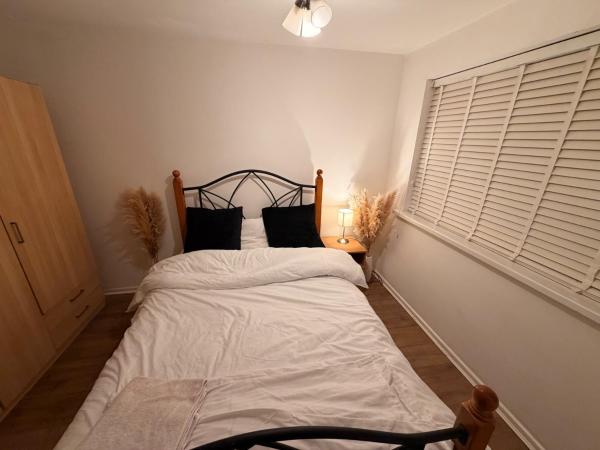 Bungalow Sleeps 4 With Free Parking And Garden - Manchester