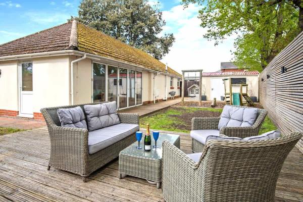 Oakwood Bungalow Christchurch Sleeps 8 - Highcliffe