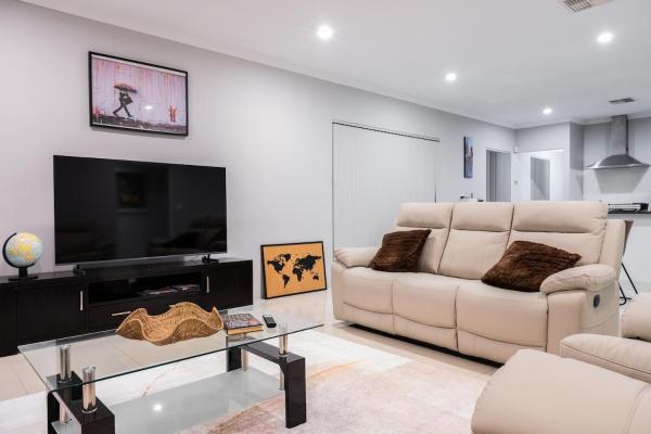 Modern Dayton Retreat Near Swan Valley Perth Airport & Perth Cbd - Perth, Australia