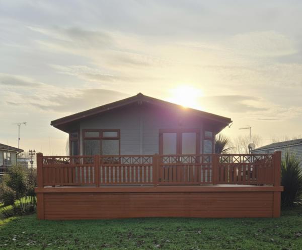 Luxury Lakeview Lodge At Billing Aquadrome - 3 Bed, 2 Bath, Double Lodge, Sleeps 8 - Oxfordshire
