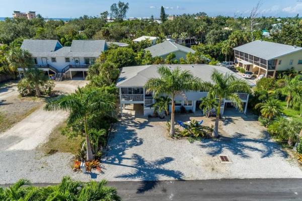 Beach Retreat Steps From The Shore With Island Vibes & Relaxing Coastal Charm - The Sand - Roelens - Fort Myers Beach, FL