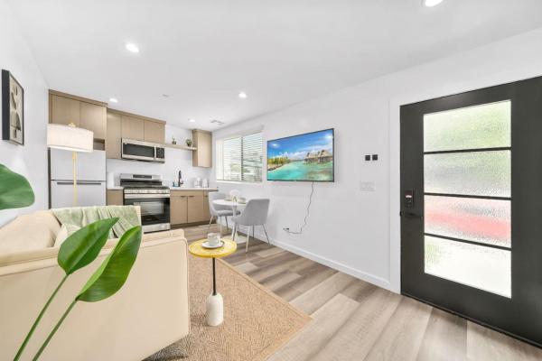 Private 1 Bedroom Home Close To Korean Town And Patio - Los Angeles, CA