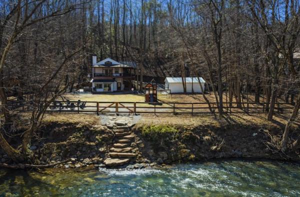 Living Waters Lodge-riverfront In Coosawattee - Ellijay, GA