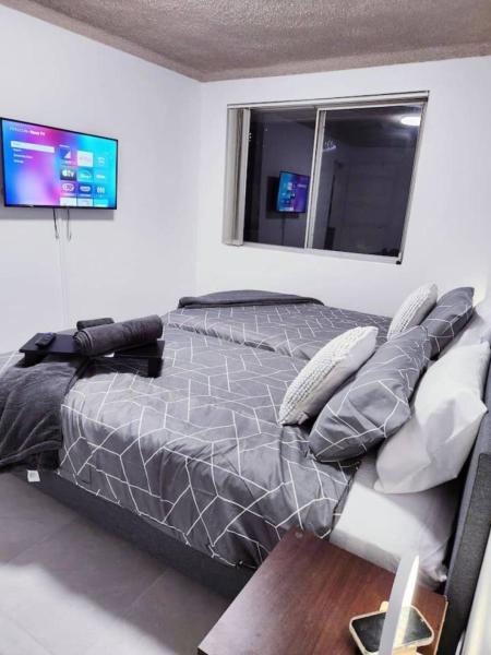 Central 2br Apartment | Balcony & 3 Beds - Auburn