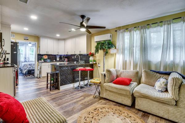 Private Deck, Workspace! Bradenton Stay Near Dtwn - Bradenton, FL