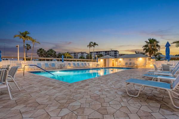 Beachfront Escape With Pool & Island Fun Steps From The Sand - Sand Caper 609 - Roelens - Fort Myers Beach, FL