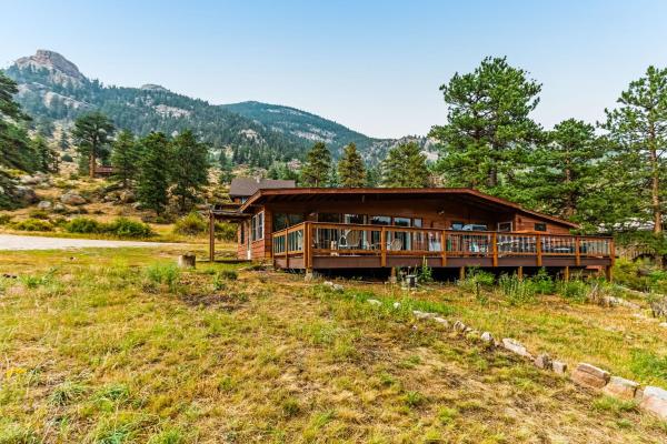 Hot Tub, Pool Table, And Dog Friendly! River Waterfront Cabin With Mountain Views - Estes Park, CO