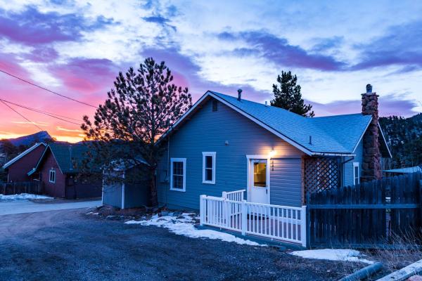 Renovated Mountain View Home With Patio, Grill, Sauna, Washer/dryer, & Wifi - Estes Park