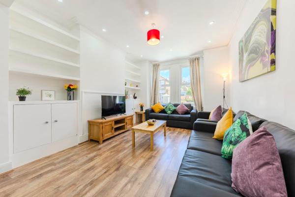 West Ealing House For Large Groups By 3x Stays - Buckinghamshire