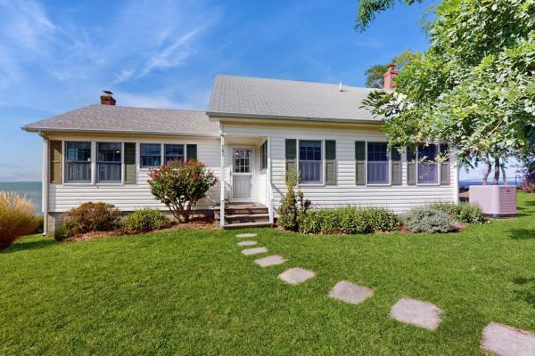 North Fork Waterfront Gem - Sandy Beach, NY