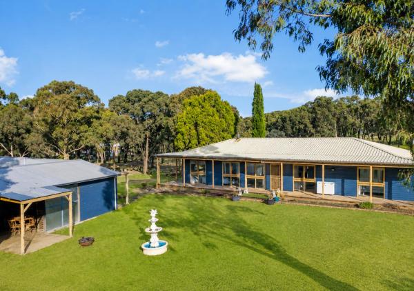 Peaceful 6-acre Grampians Ridge Retreat Sleeps 10 - Victoria