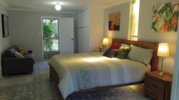 King Bed On Mid North Coast 8 Mins A1 - Coffs Harbour