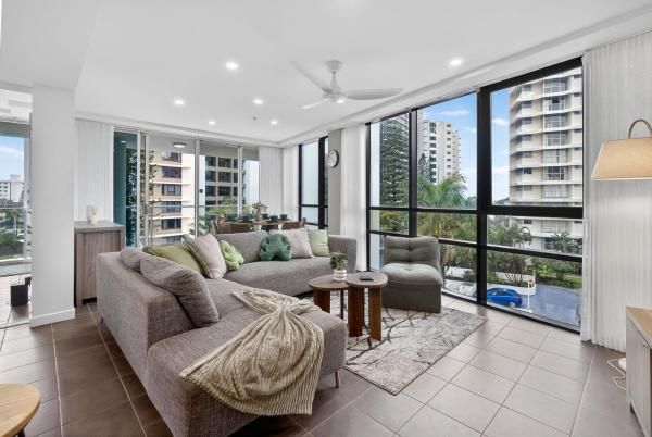 Spacious 3br Beach Apartment With Parking And Pool - Gold Coast