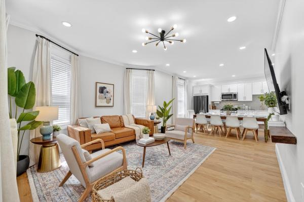 Spacious 5 Br Boston Home Near Train & Parking - Boston, MA