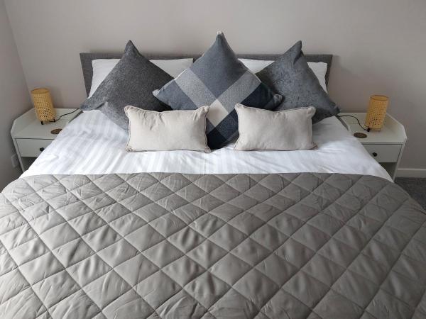 Modern Chester Appartment, Free Parking, Garden Views, Close To City Centre - Chester