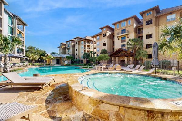 Stunning Lakefront Home On Lake Lbj With Private Balconies - Close To Yacht Club - United States