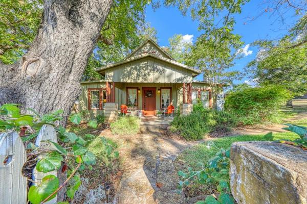 Historic Farmhouse With Lush Covered Patio - Near Wineries & Main St - Fredericksburg, TX