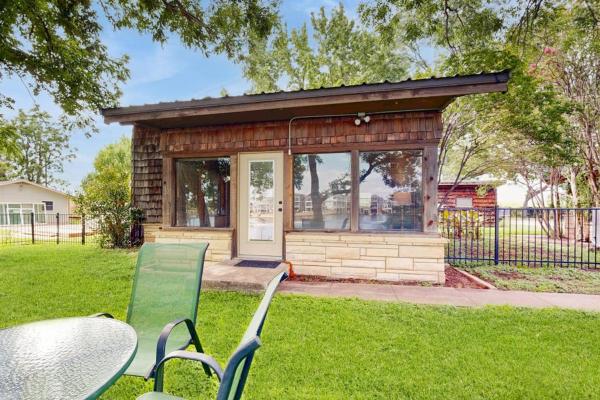 Classic Lakefront Cottage With Private Dock, Lovely Lake View, Backyard & Wifi - United States