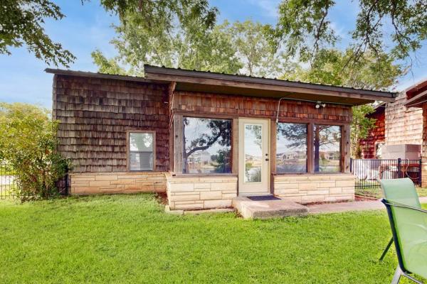 Classic Lakefront Cottage With Private Dock, Lovely Lake View, Backyard & Wifi - United States