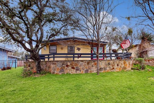 Cozy Dog-friendly House Near Water With Enclosed Yard, Grill, & Equipped Kitchen - Lake Buchanan, TX