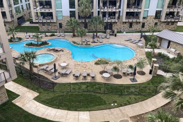Dog-friendly & Spacious Condo With Lake Views, Large Balcony, & Pool - Horseshoe Bay, TX