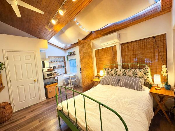 Luxury Thai-inspired Suite Full Bath, Skylight & Private Entrance, No Share Needed - Ladner