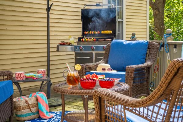Porch & Porpoise Cozy Retreat - Kennebunkport, ME