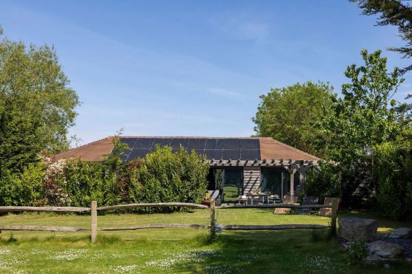 Stylish Getaway Vast Courtyard Hot Tub - Selsey